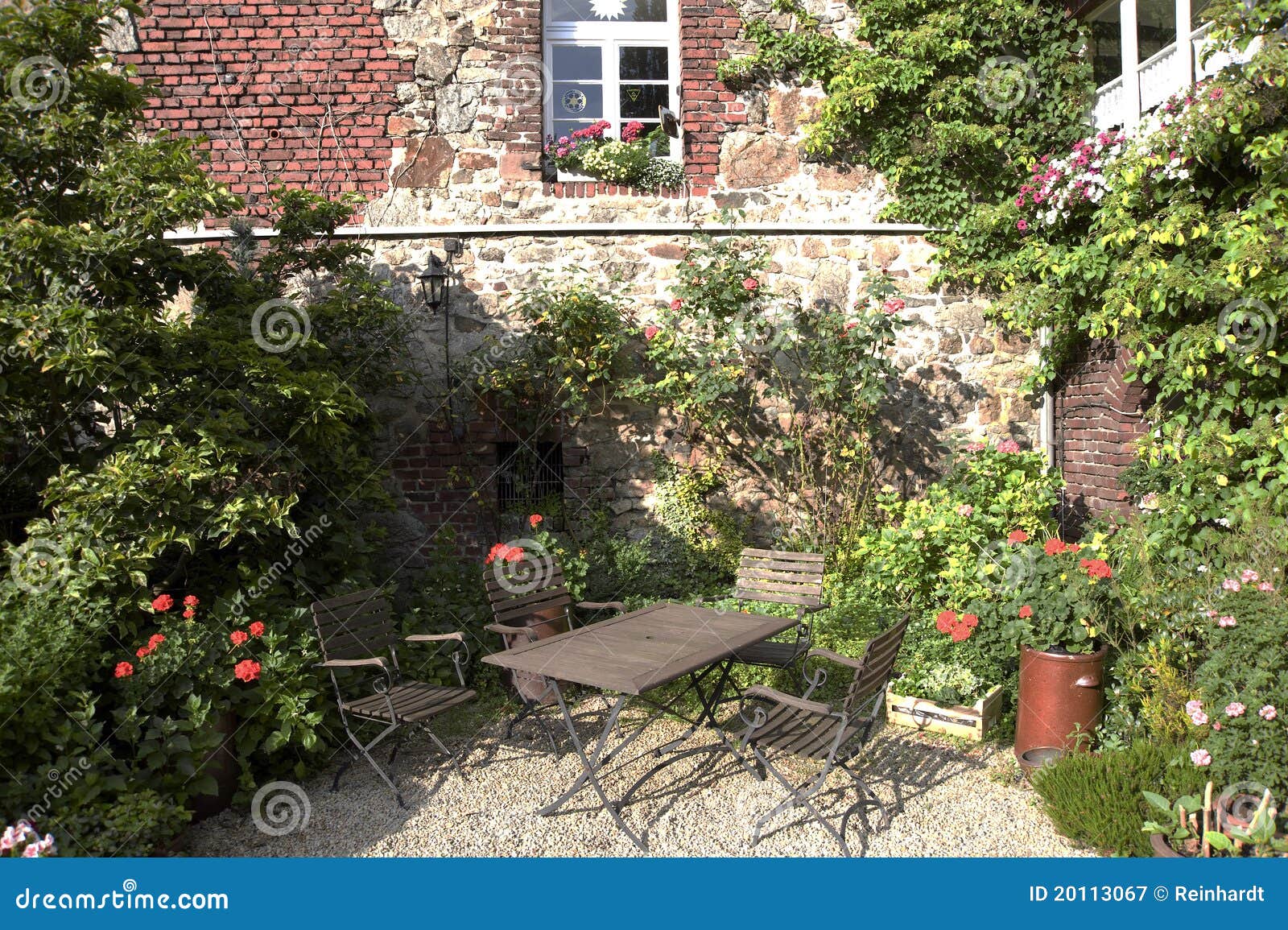 Jardin idyllique image stock. Image du contemplatif, flowerpot - 20113067