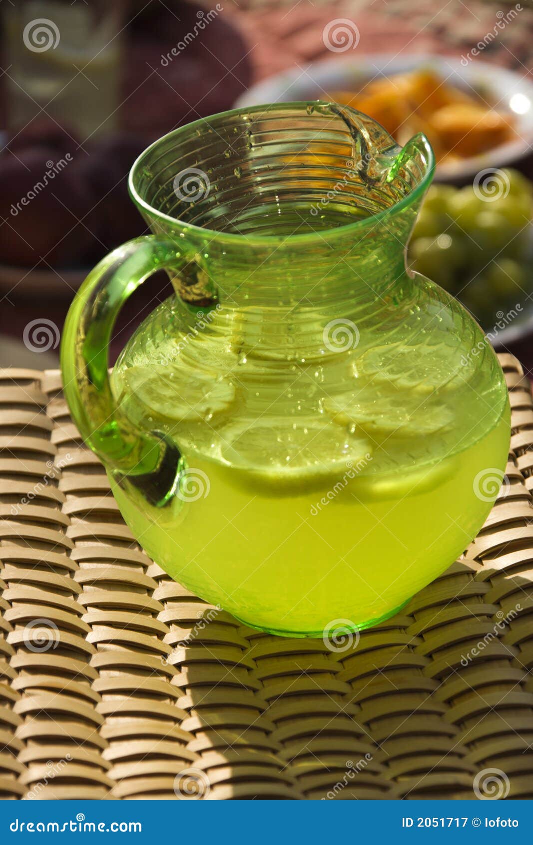 Jarra de limonada. imagen de archivo. Imagen de envase - 2051717