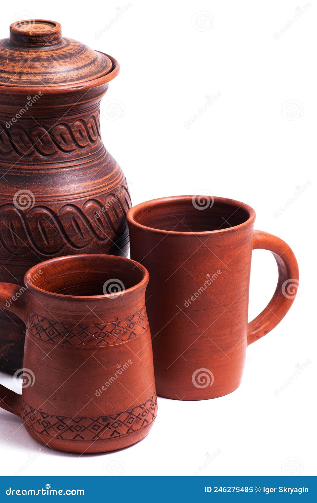 Jarro De Argila Com Tampa E Canecas Sobre Fundo Branco Imagem de Stock ...