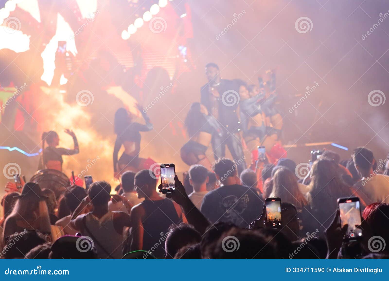 Jason Derulo Performing on Stage with a Dancer during a Live Concert ...