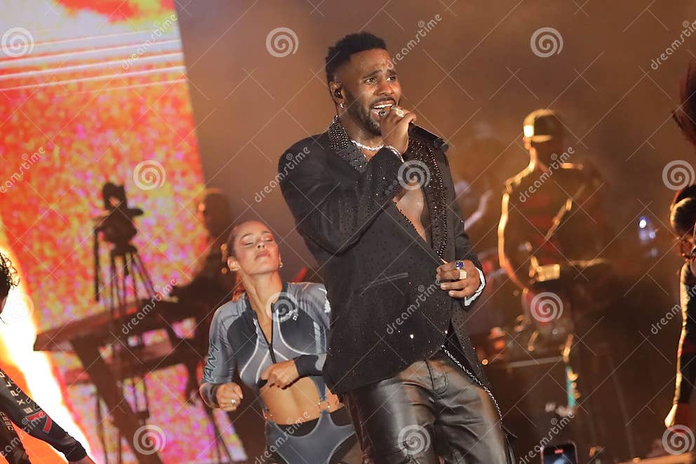 Jason Derulo Performing on Stage with a Dancer during a Live Concert ...