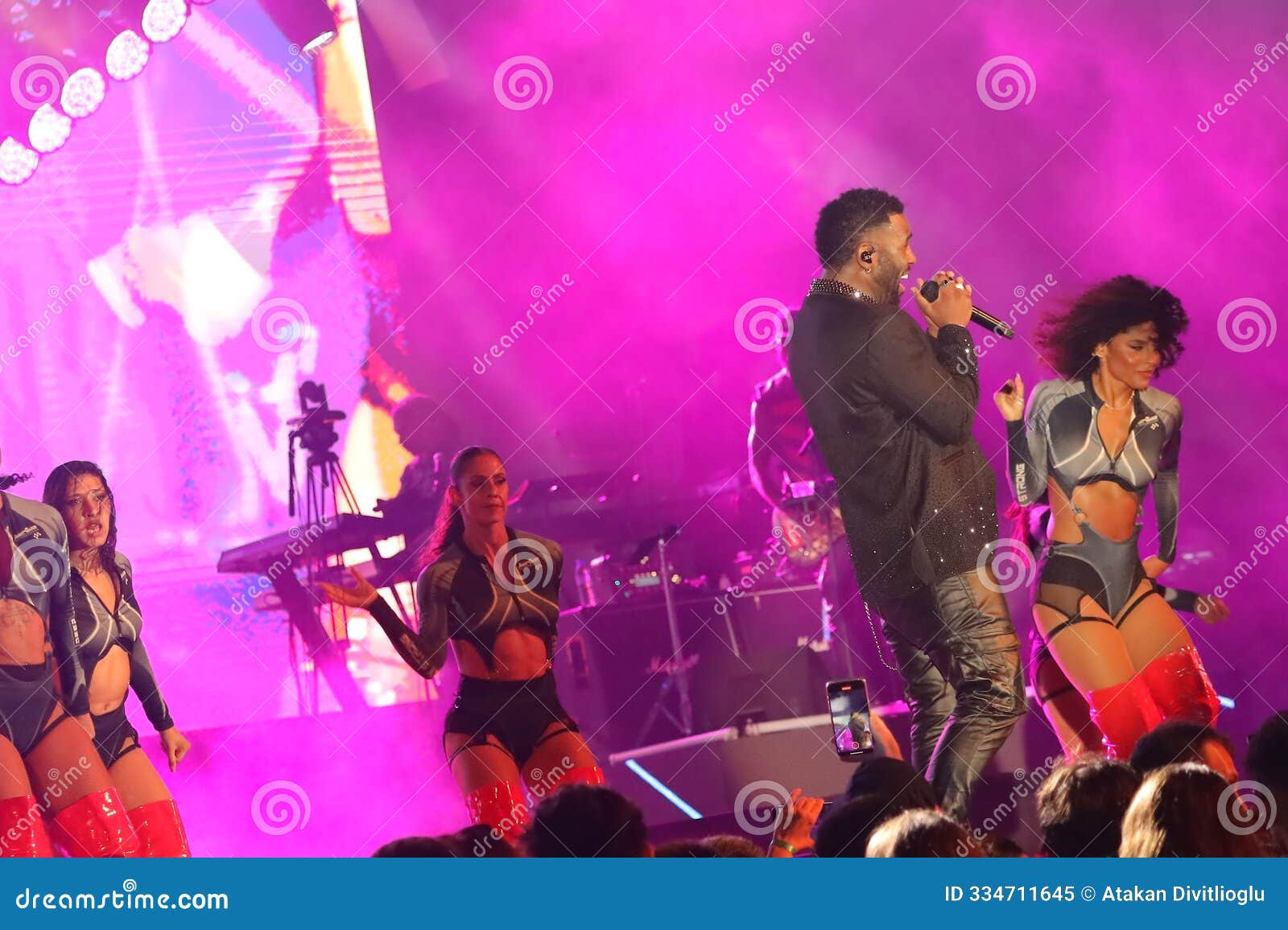 Jason Derulo Performing on Stage with a Dancer during a Live Concert ...