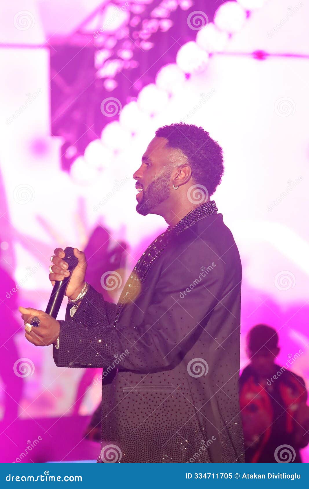 Jason Derulo Performing on Stage with a Dancer during a Live Concert ...