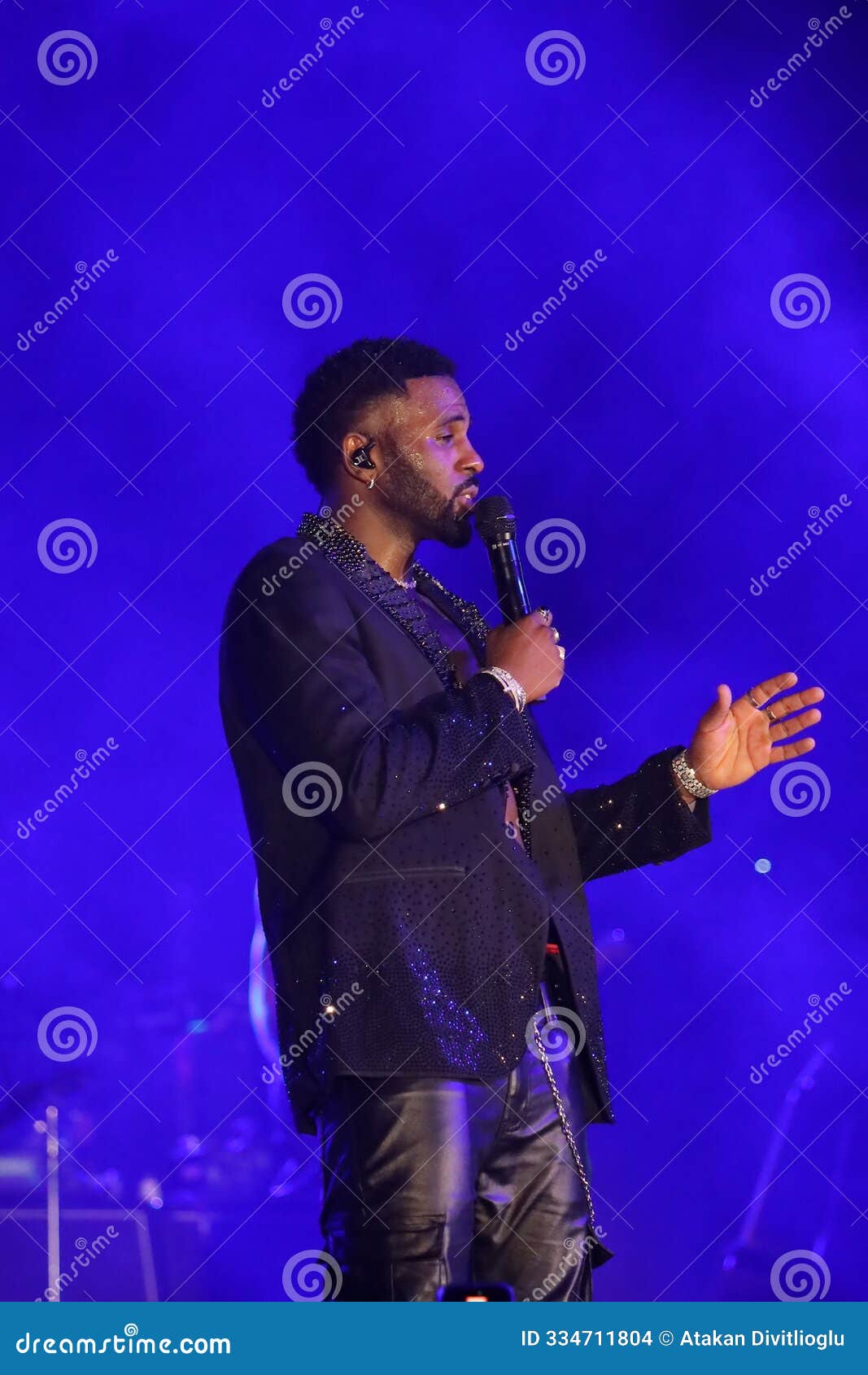 Jason Derulo Performing on Stage with a Dancer during a Live Concert ...