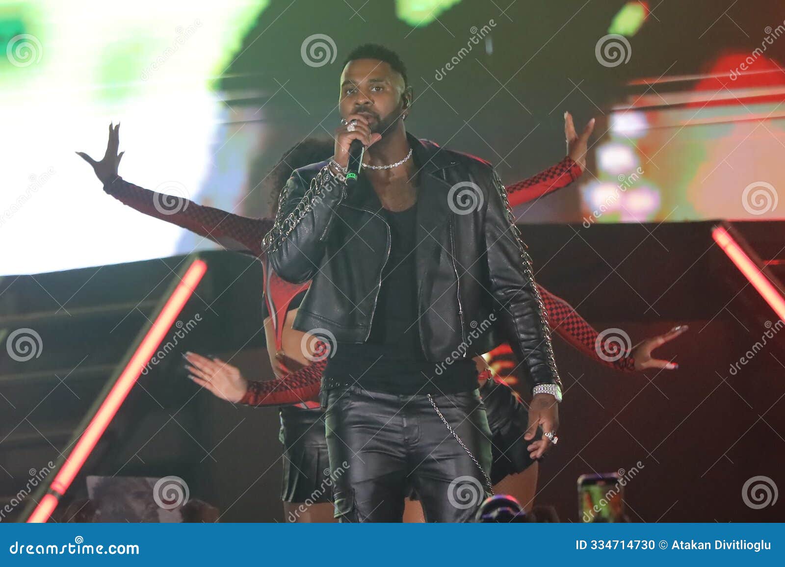 Jason Derulo Performing on Stage with a Dancer during a Live Concert ...