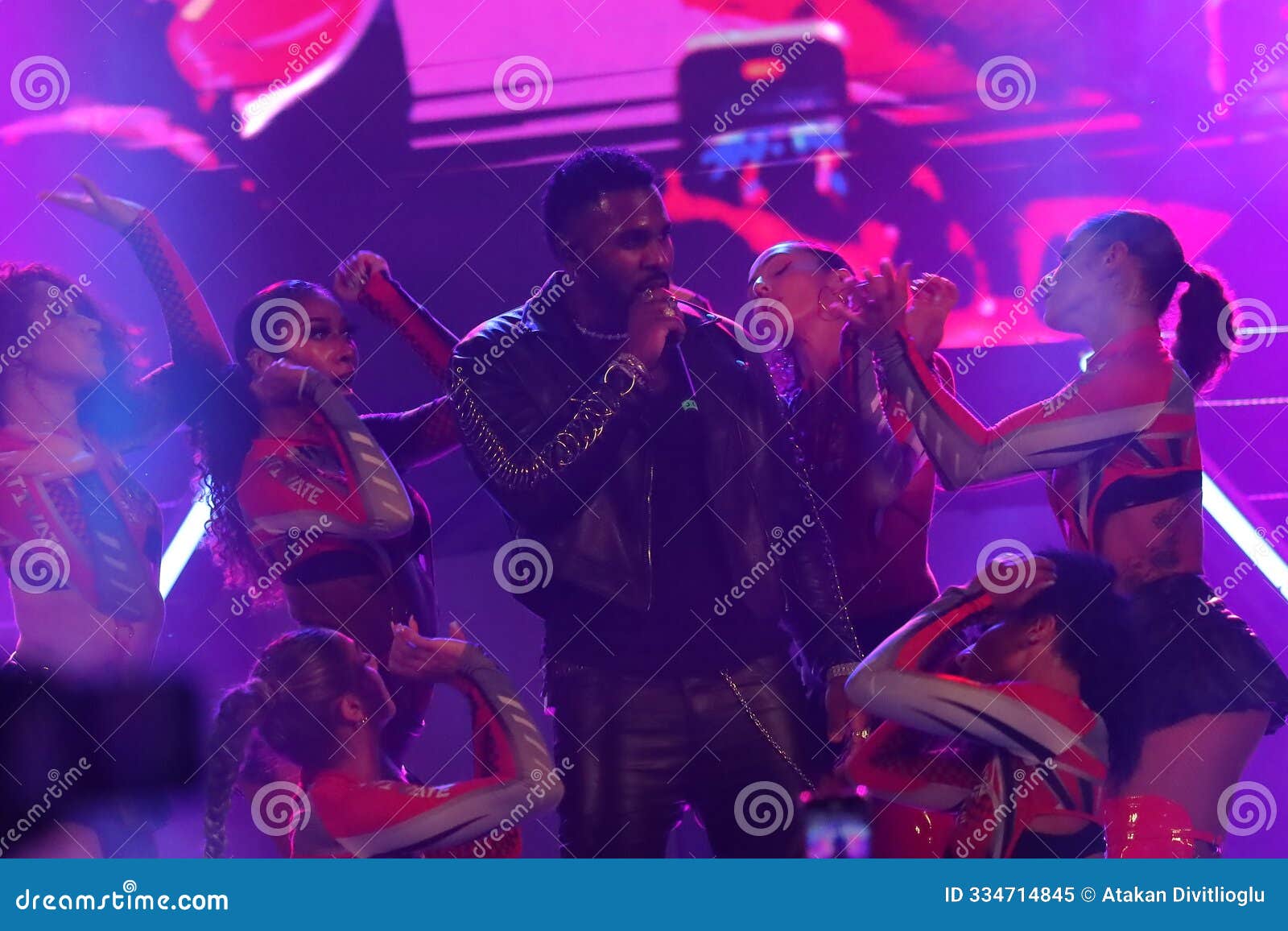 Jason Derulo Performing on Stage with a Dancer during a Live Concert ...