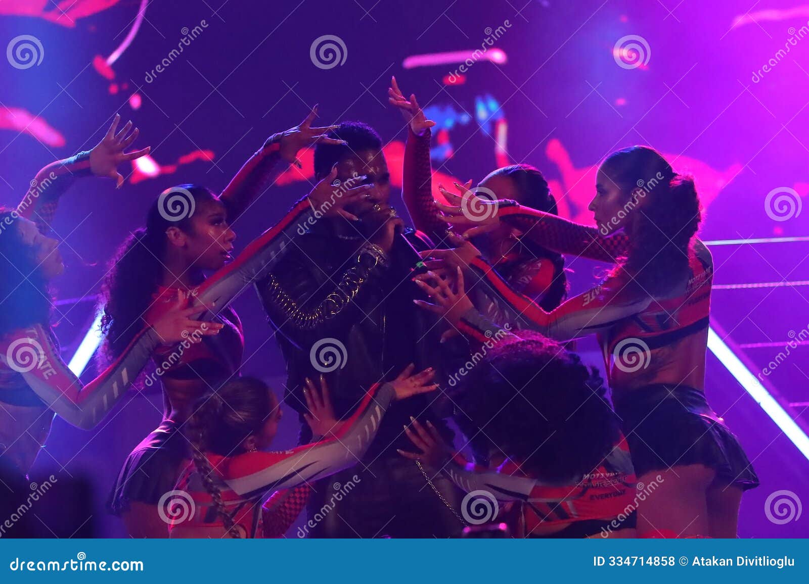 Jason Derulo Performing on Stage with a Dancer during a Live Concert ...