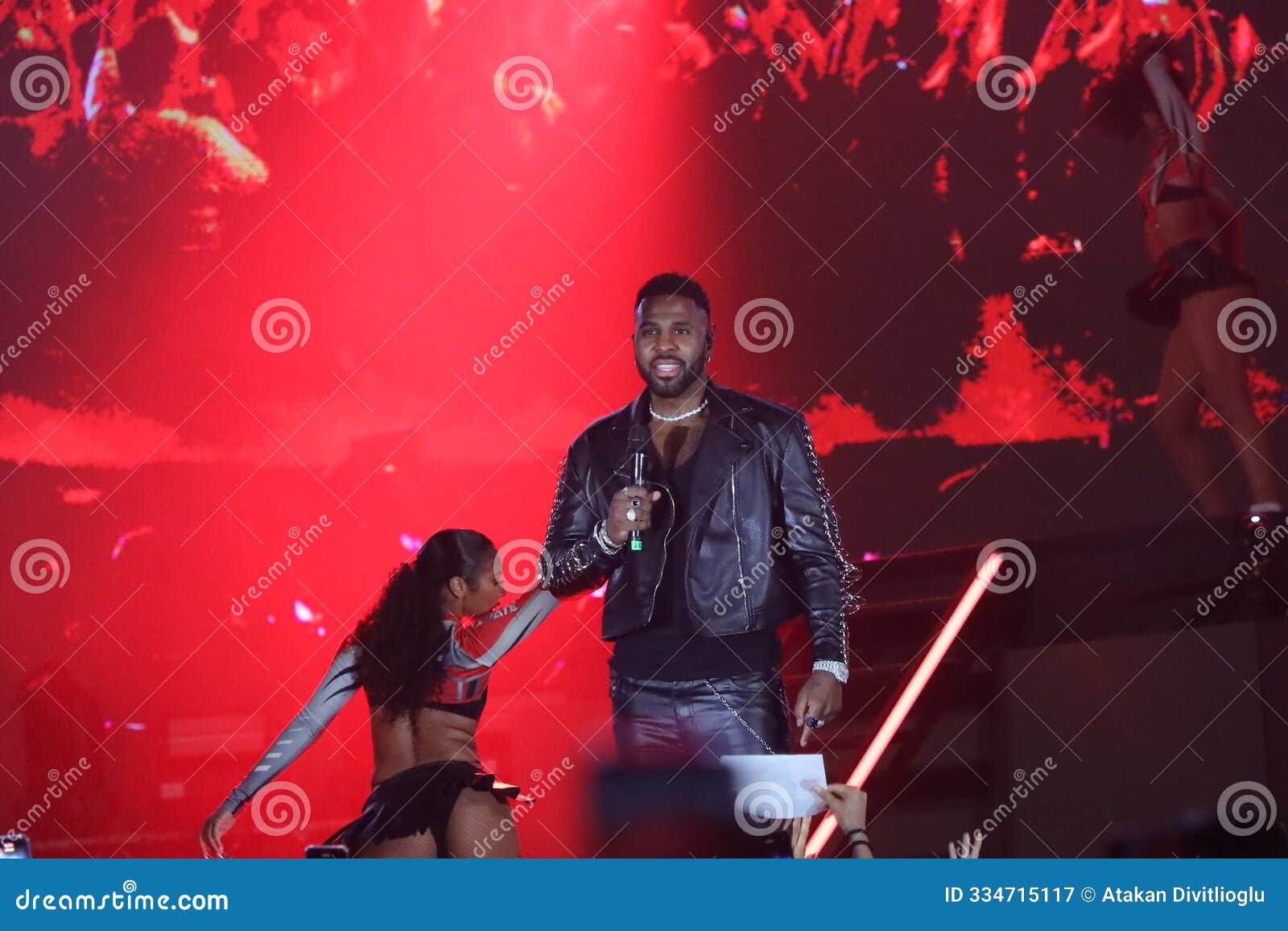 Jason Derulo Performing on Stage with a Dancer during a Live Concert ...