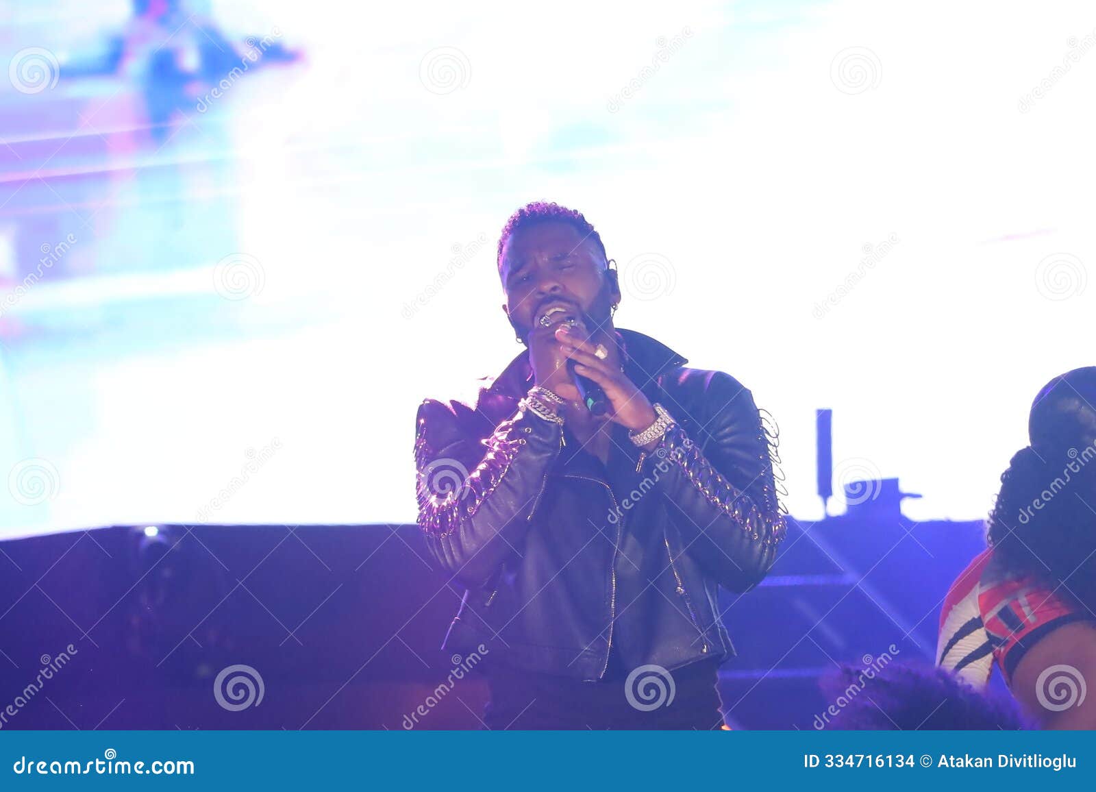 Jason Derulo Performing on Stage with a Dancer during a Live Concert ...