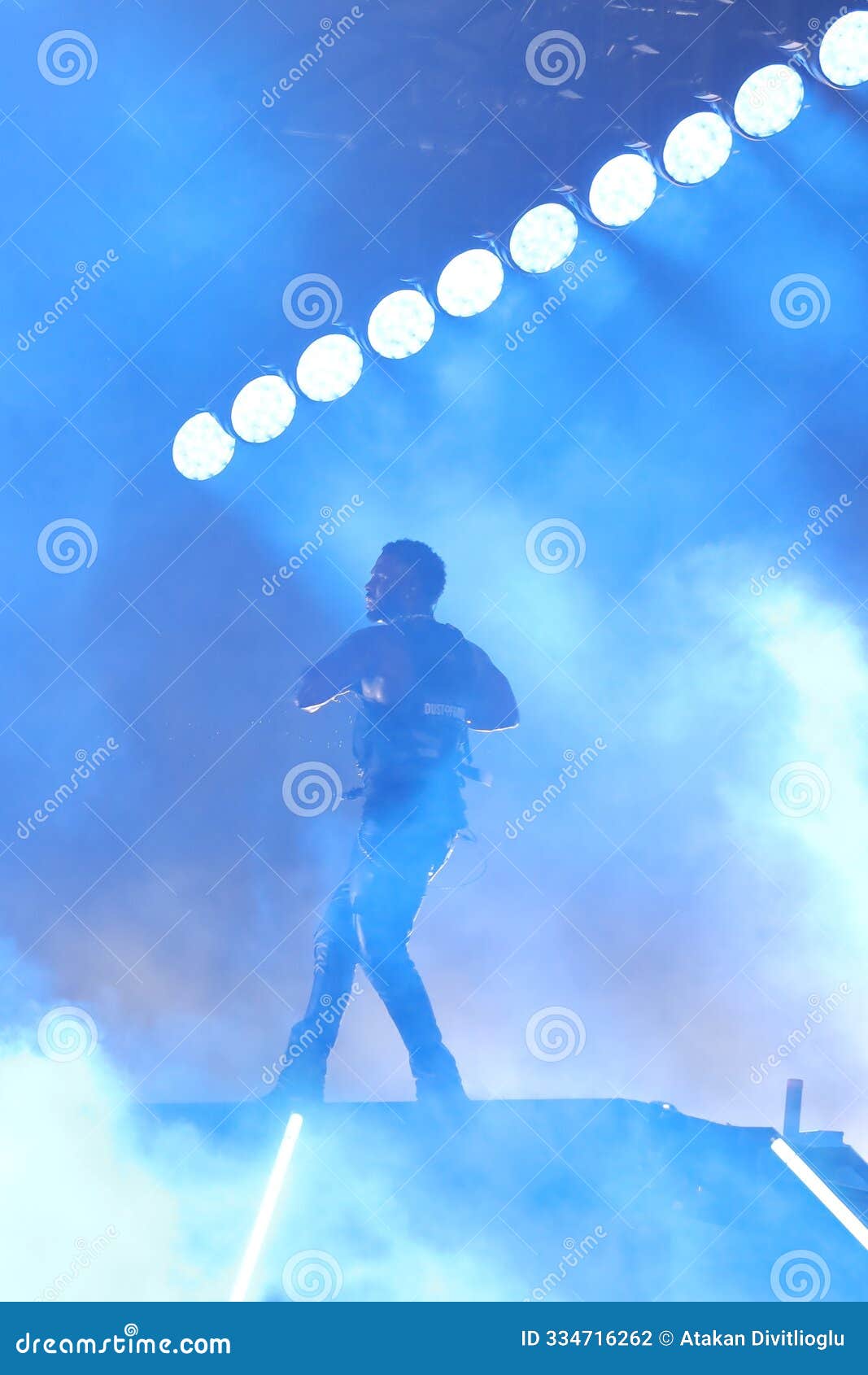 Jason Derulo Performing on Stage with a Dancer during a Live Concert ...