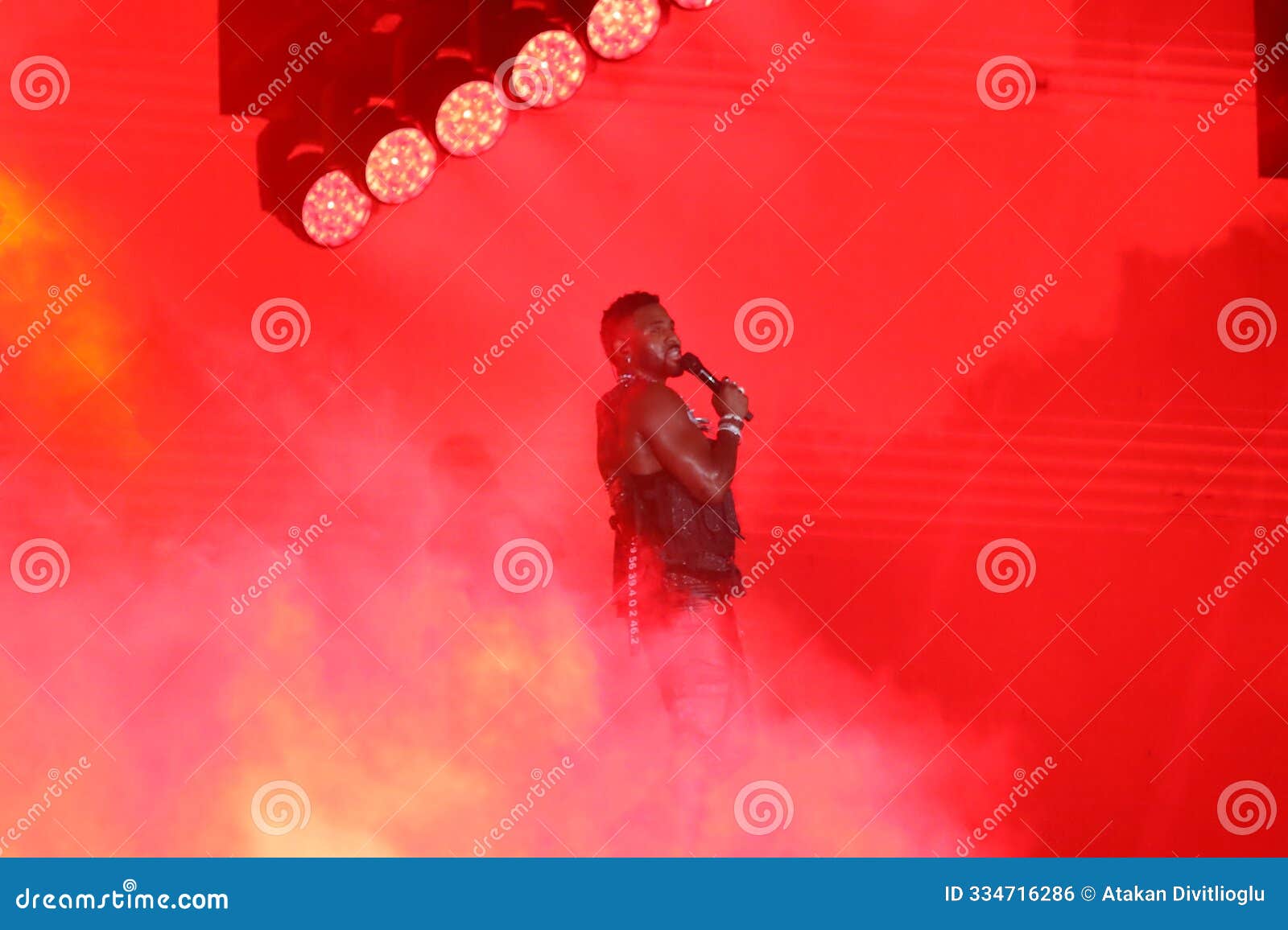 Jason Derulo Performing on Stage with a Dancer during a Live Concert ...
