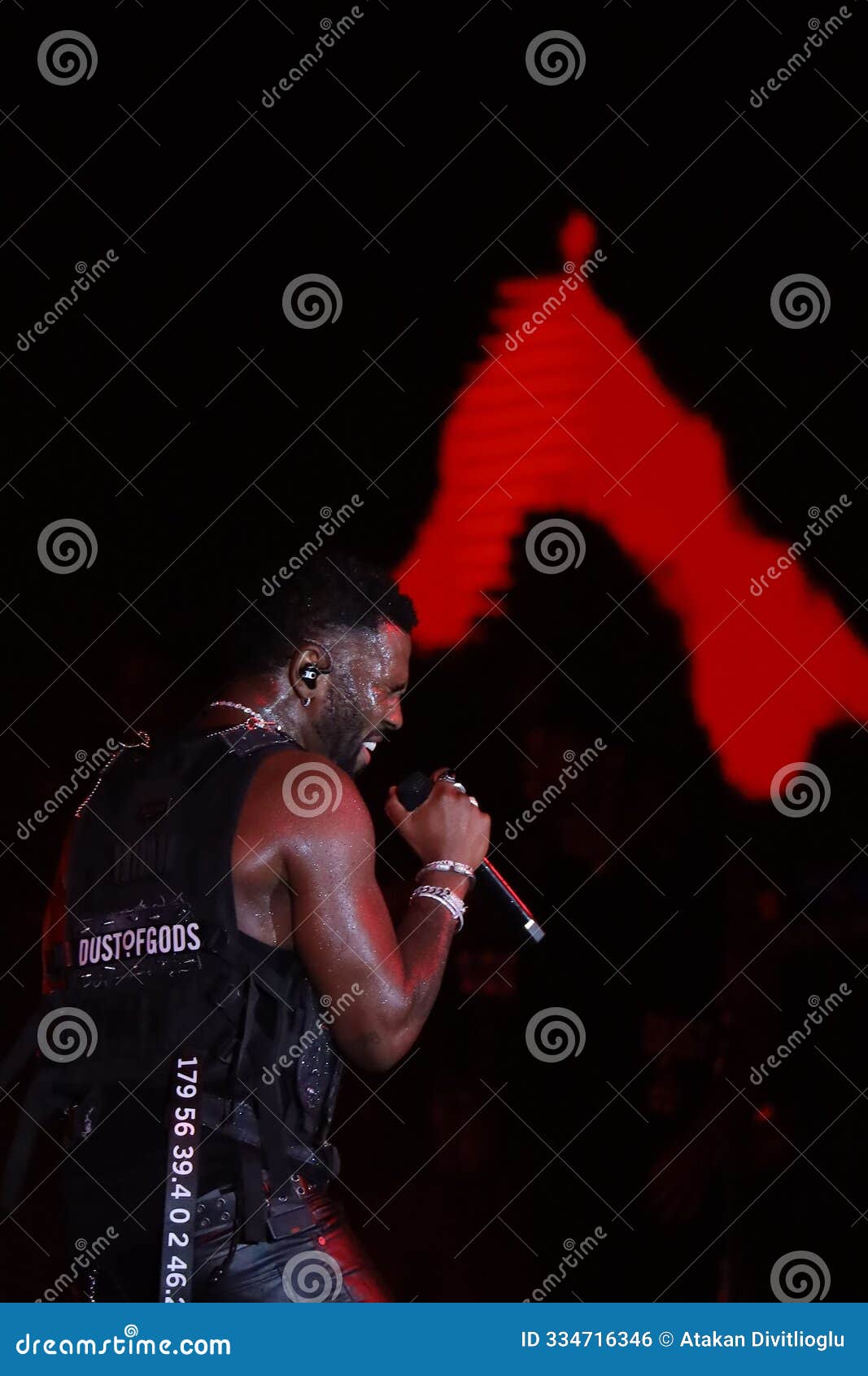 Jason Derulo Performing on Stage with a Dancer during a Live Concert ...