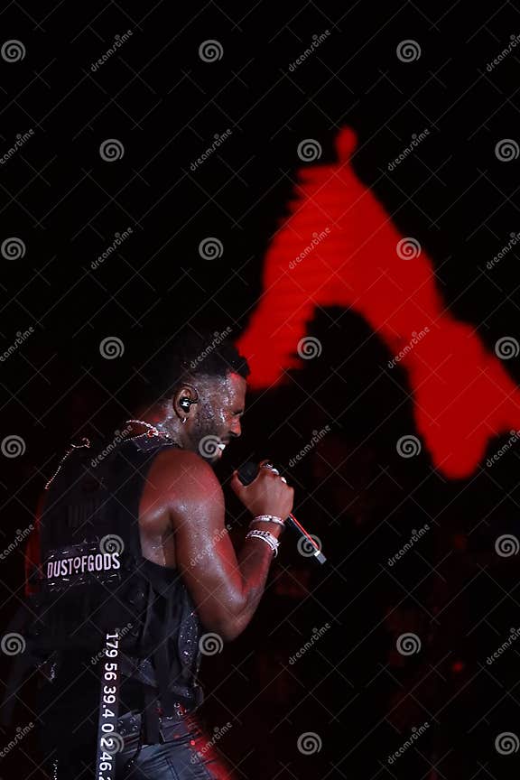 Jason Derulo Performing on Stage with a Dancer during a Live Concert ...