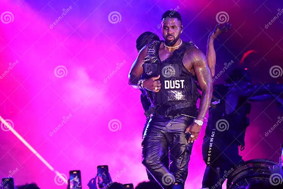 Jason Derulo Performing on Stage with a Dancer during a Live Concert ...