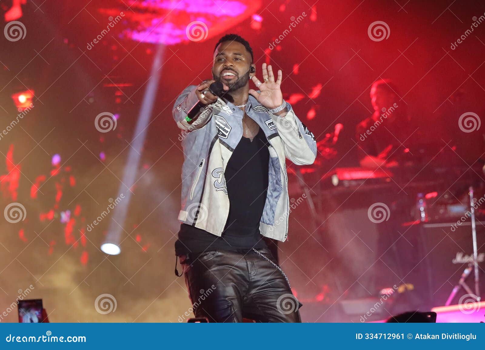 Jason Derulo Performing on Stage with a Dancer during a Live Concert ...