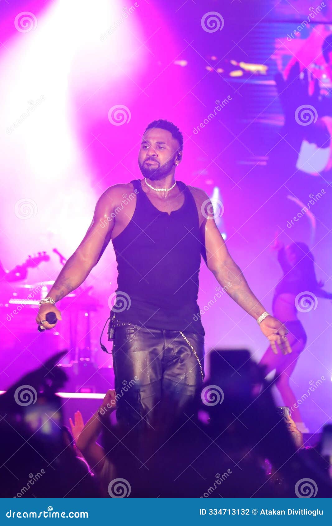 Jason Derulo Performing on Stage with a Dancer during a Live Concert ...