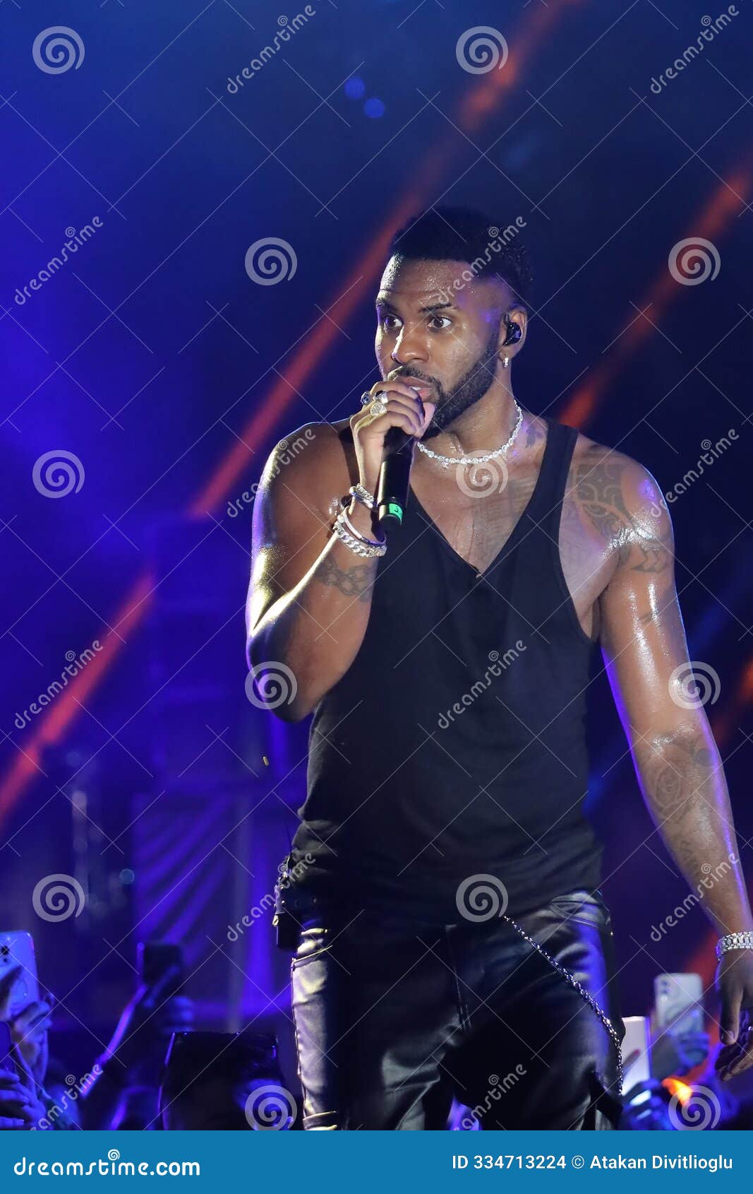 Jason Derulo Performing on Stage with a Dancer during a Live Concert ...
