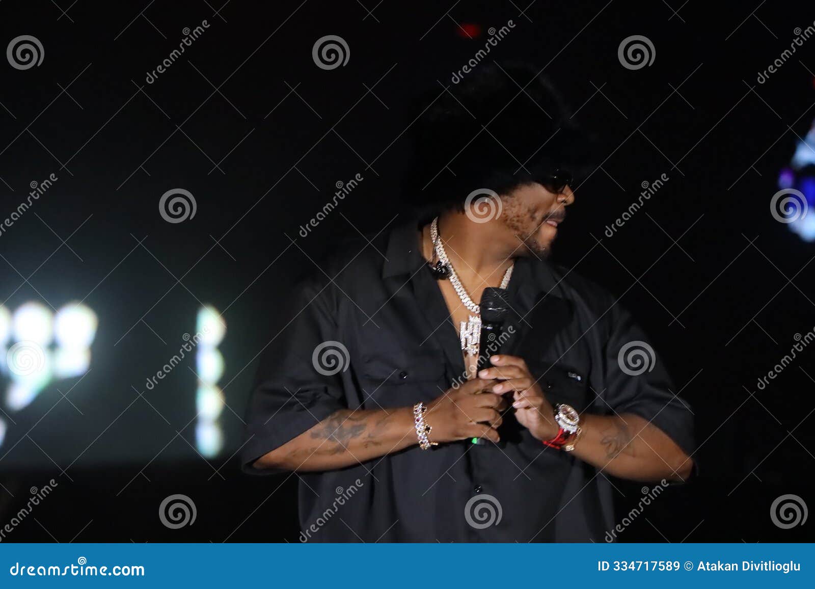 Jason Derulo Performing on Stage with a Dancer during a Live Concert ...