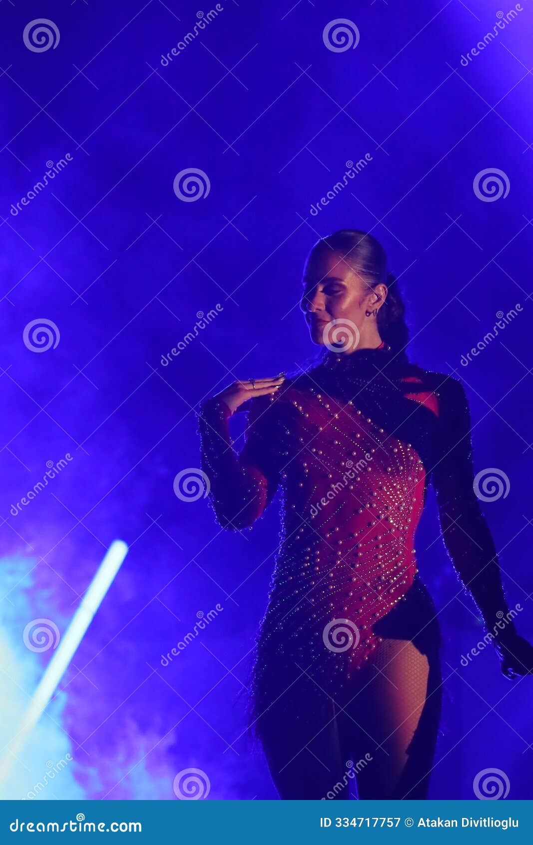 Jason Derulo Performing on Stage with a Dancer during a Live Concert ...