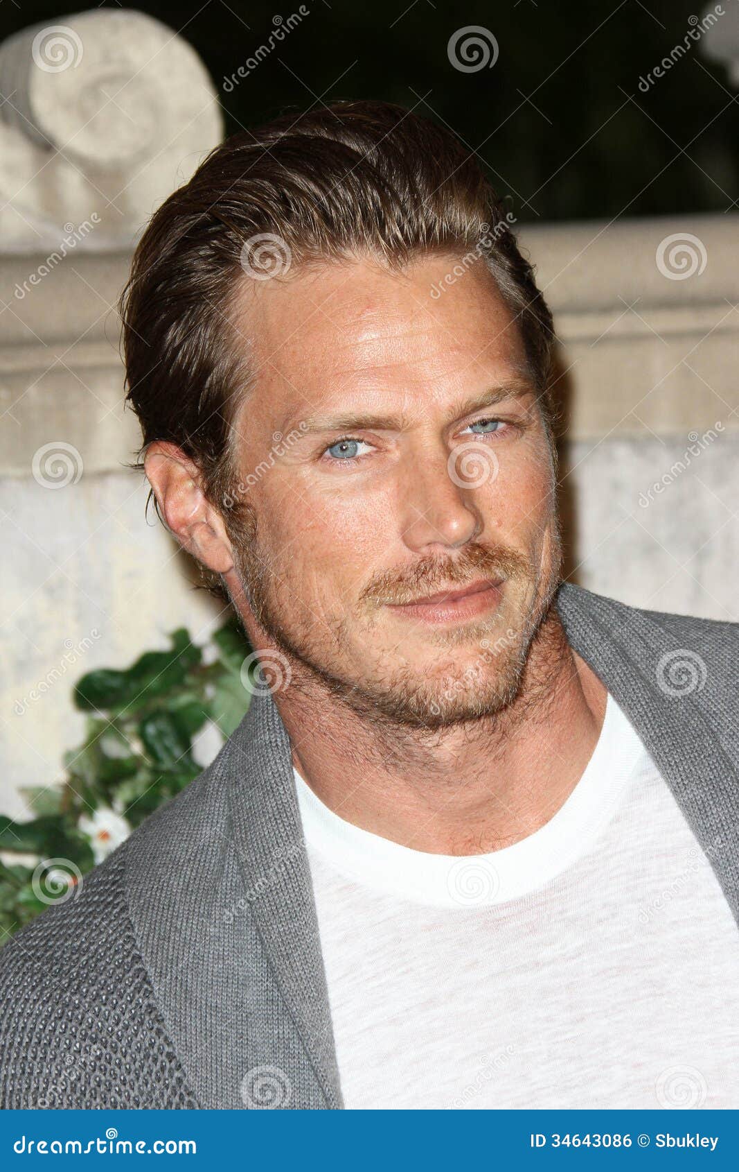 Jason Lewis foto editorial. Imagem de pedreiro, martel - 34643086