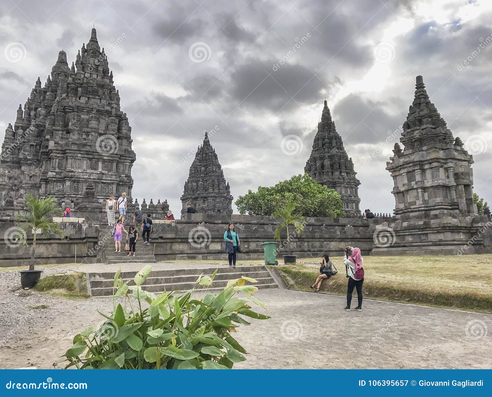 JAVA, INDONESIEN - AUGUST 2017: Prambanan-Tempel Nahe Yogyakarta ...