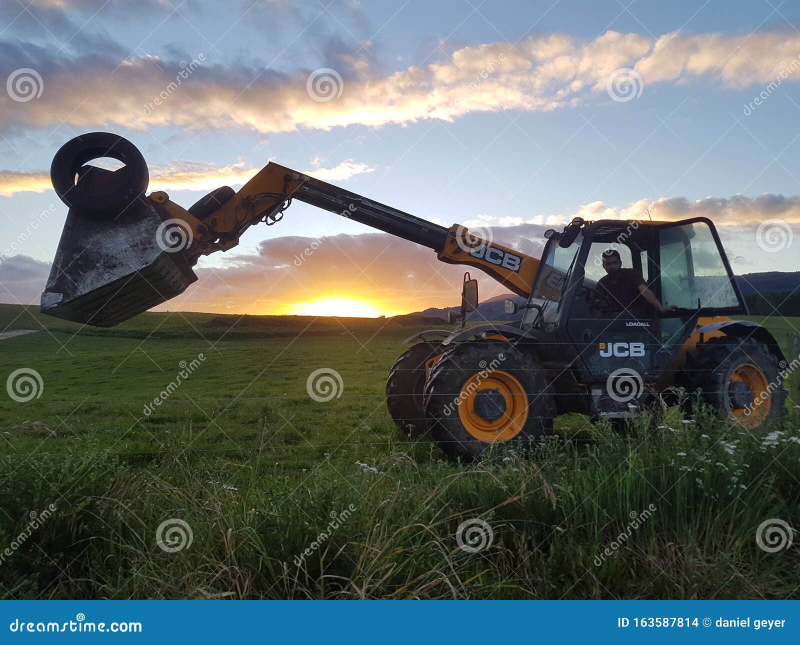 Jcb imagen de archivo editorial. Imagen de color, hierba - 163587814