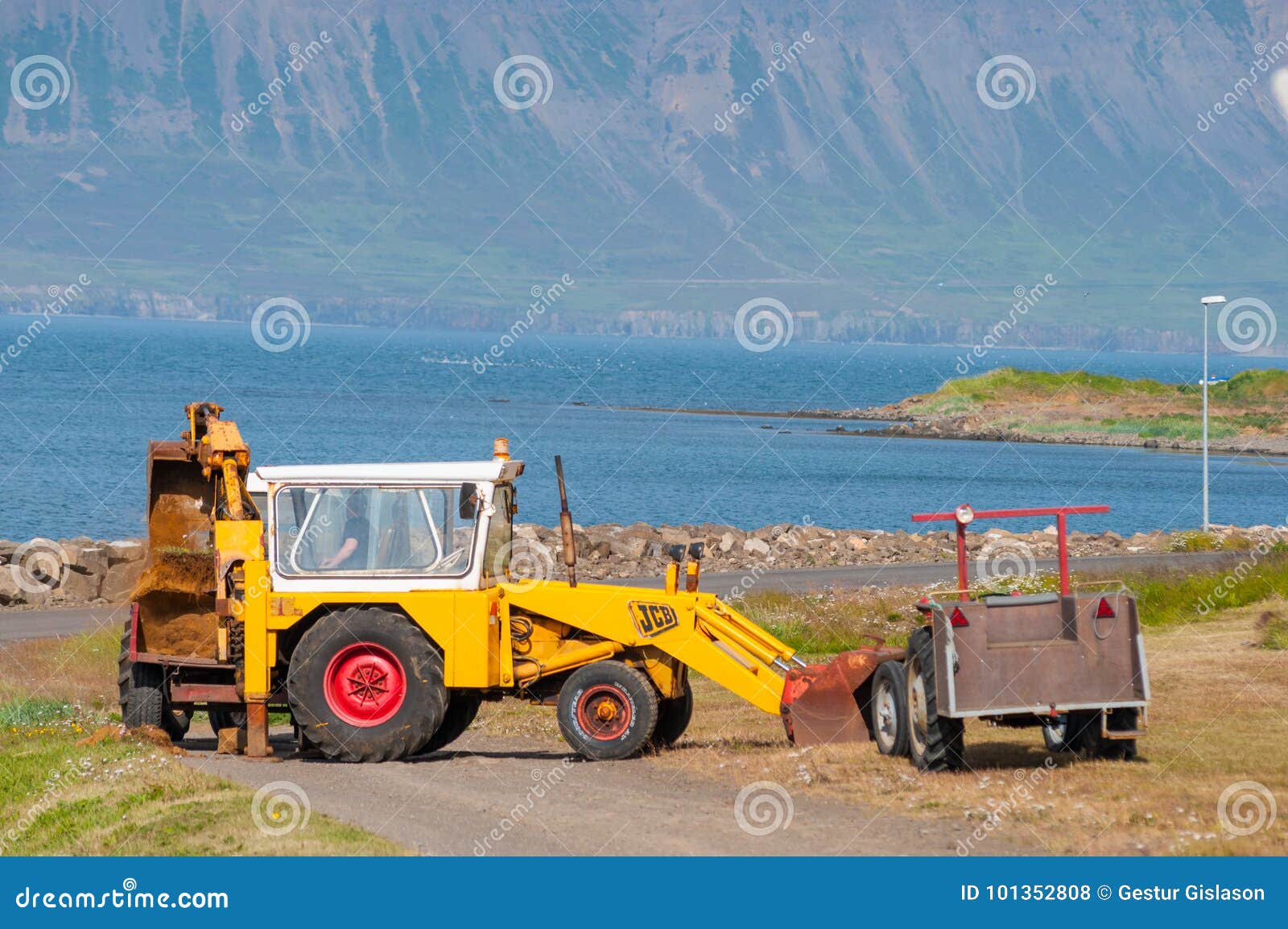 JCB digger digging a hole editorial stock photo. Image of heavy - 101352808