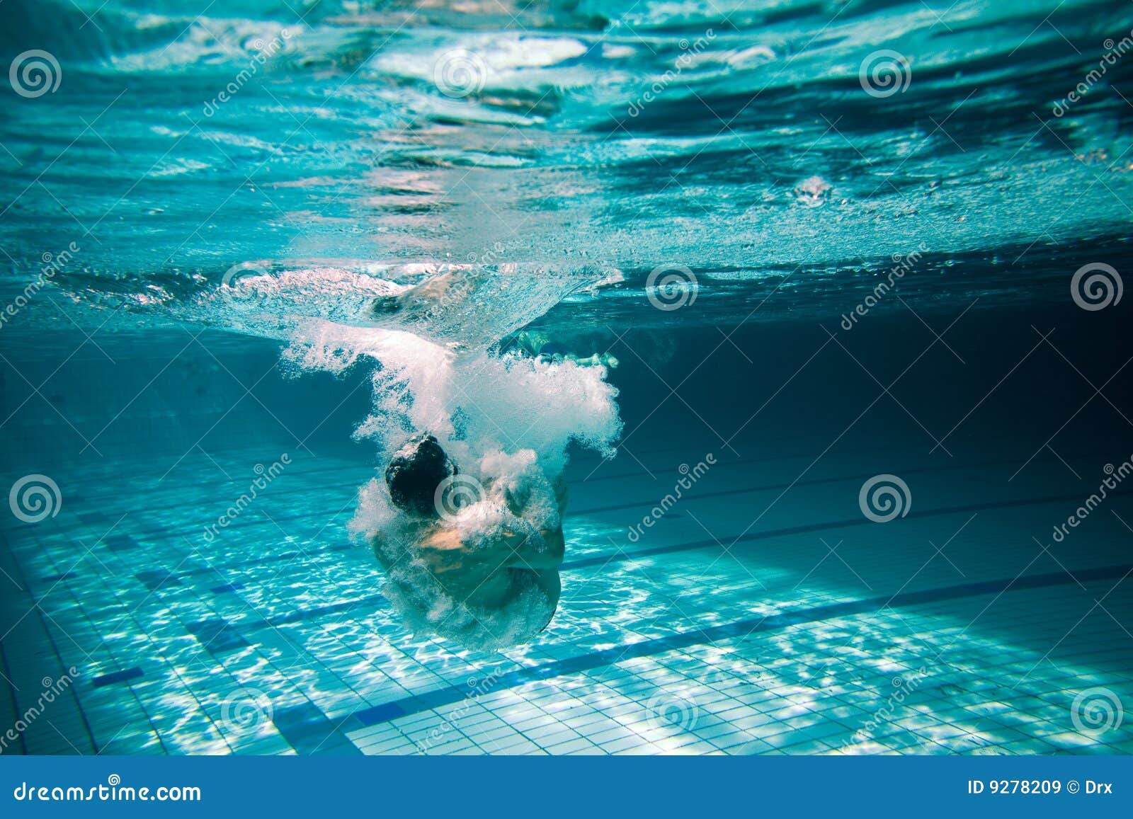 Je saute l'eau image stock. Image of brancher, saut, regroupement - 9278209