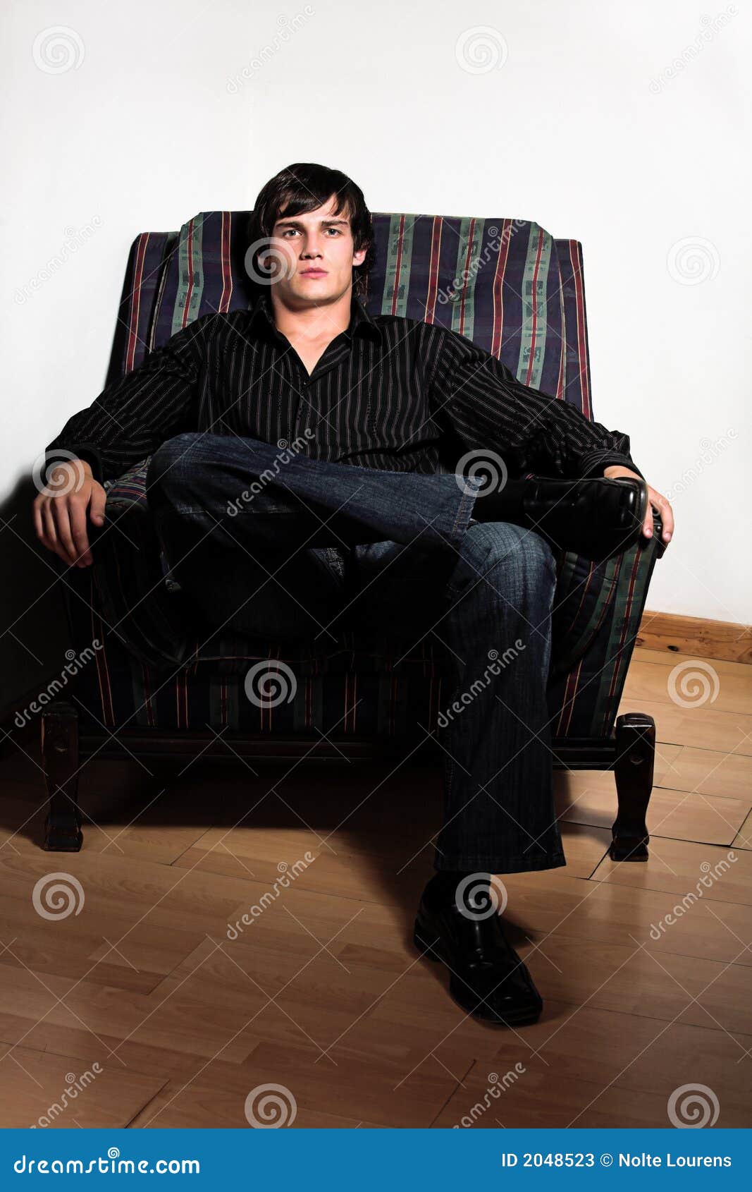 Jeandre en la silla 2 imagen de archivo. Imagen de modelo - 2048523