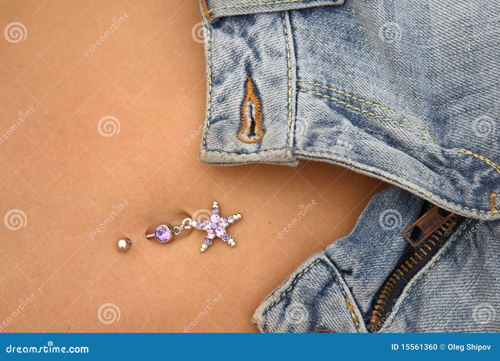 Jeans E Piercing Del Bellybutton Fotografia Stock - Immagine di ...