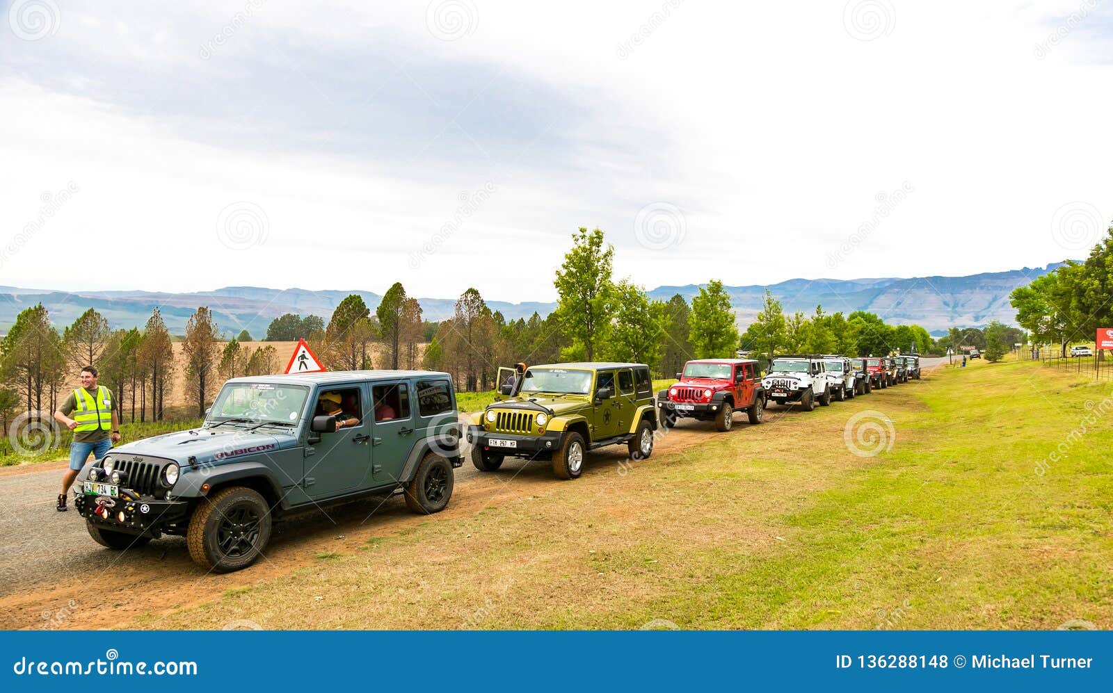 Jeep Convoy En 4x4 El Conductor Training Camp Foto de archivo editorial ...