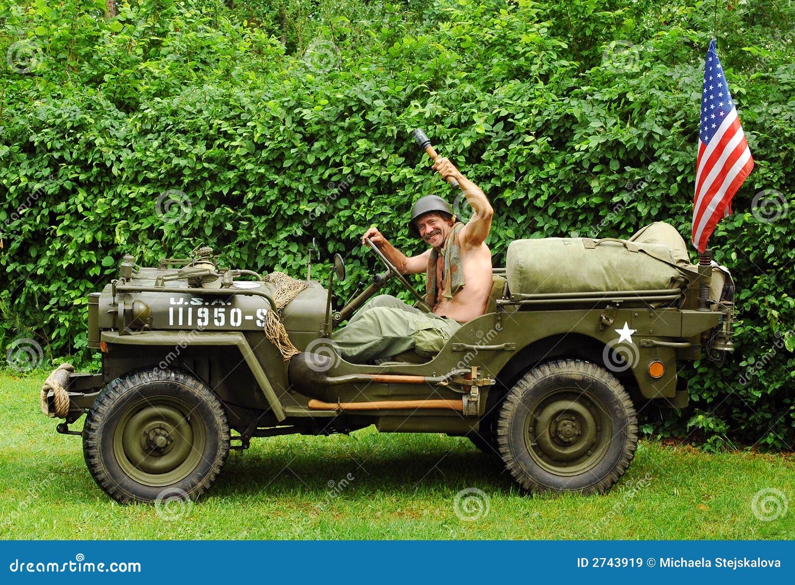 Jeep de combat image stock. Image du véhicule, kaki, pré - 2743919