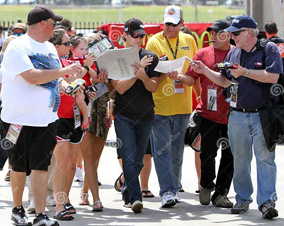 Jef Gordon Signs Autographs Editorial Image - Image of head, jeff: 26466480