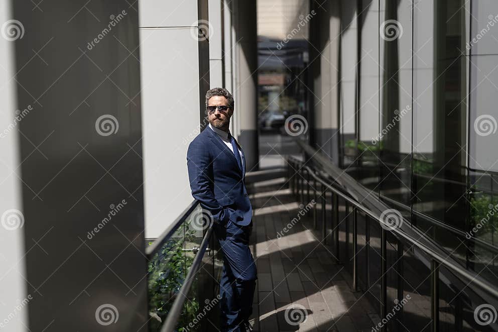 Jefe De Negocios Exitoso. Empresario De Traje. Empresario En Oficina De ... Jefe De Negocios Exitoso. Empresario De Traje. Empresario En Oficina De ...