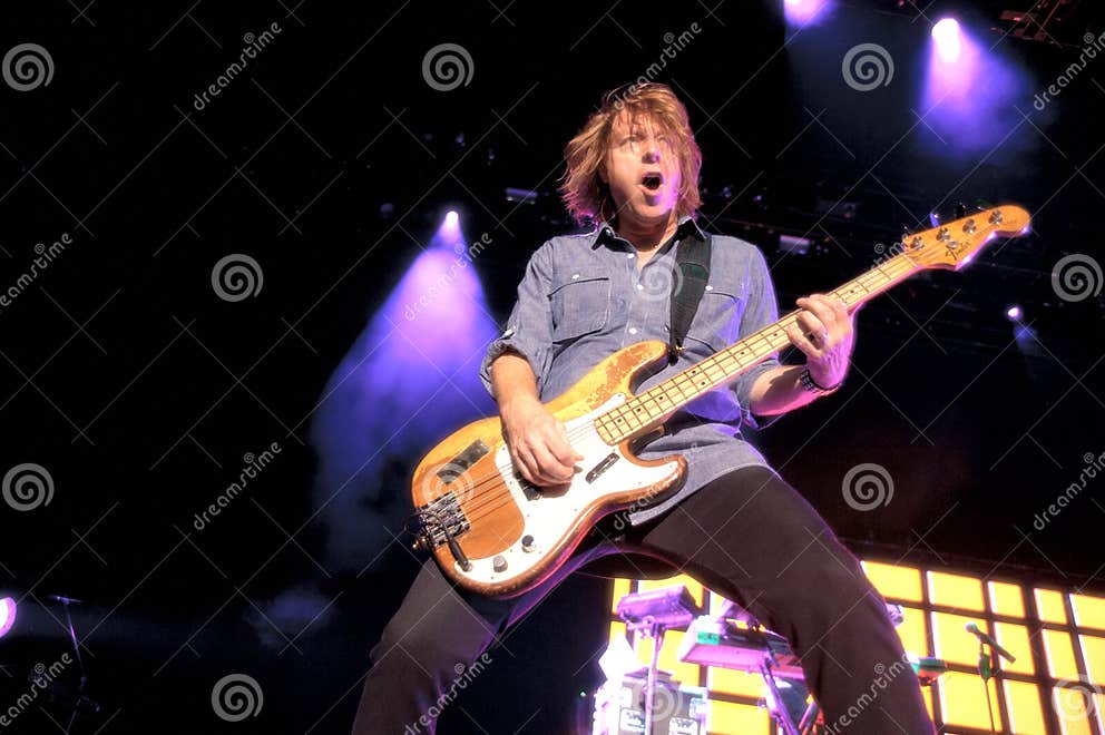 Jeff Pilson editorial photo. Image of performers, train - 21630196