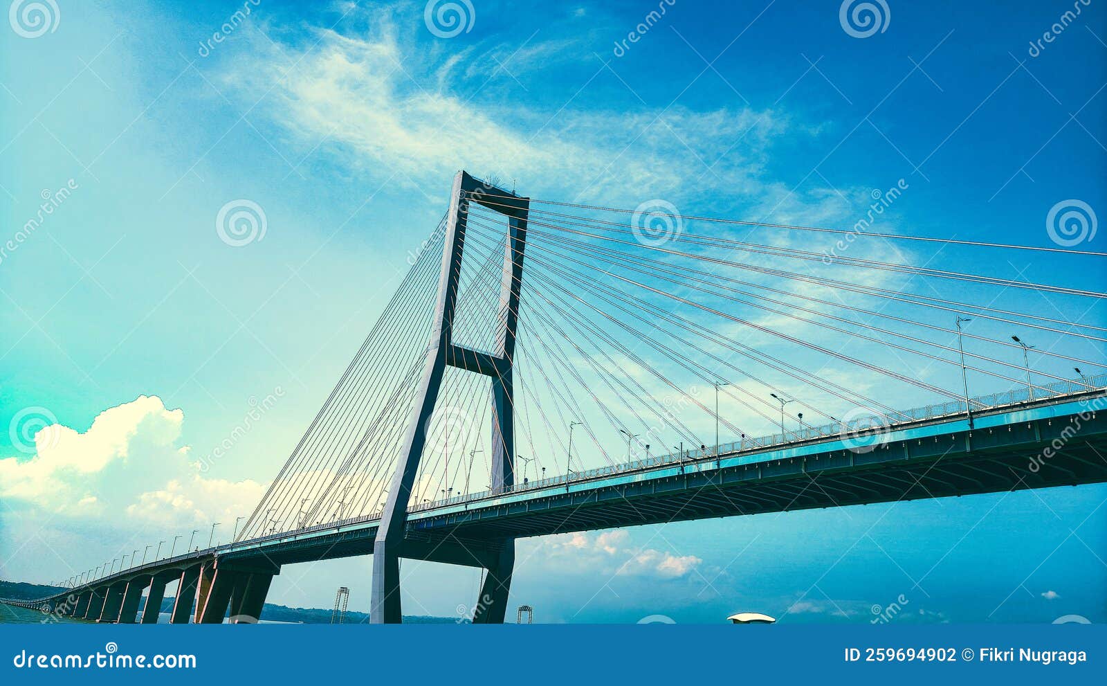 Jembatan Suramadu Indonesia Stock Photo - Image of reflection, skyline ...
