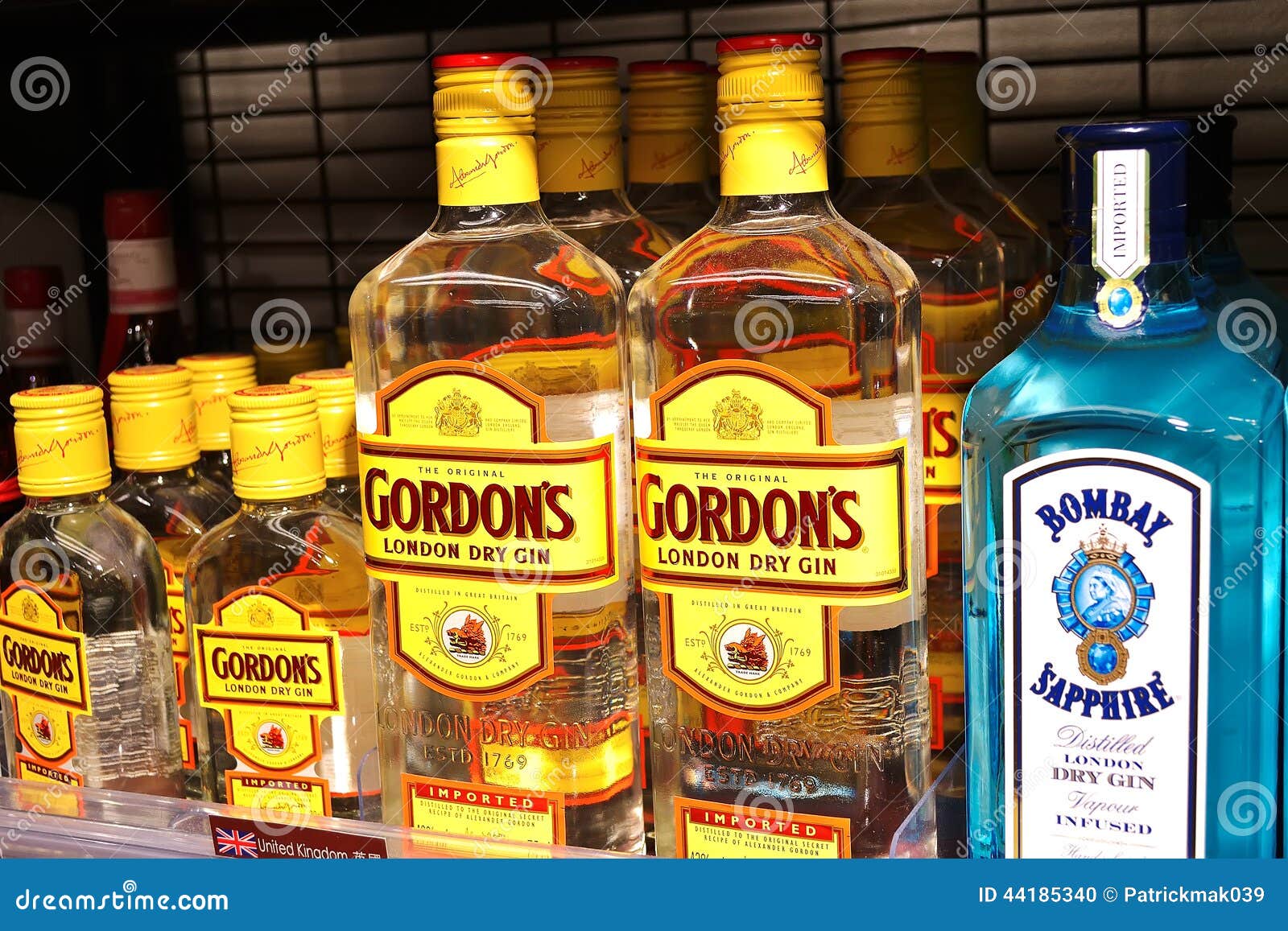 Jenever redactionele afbeelding. Image of vloeibaar, droog - 44185340