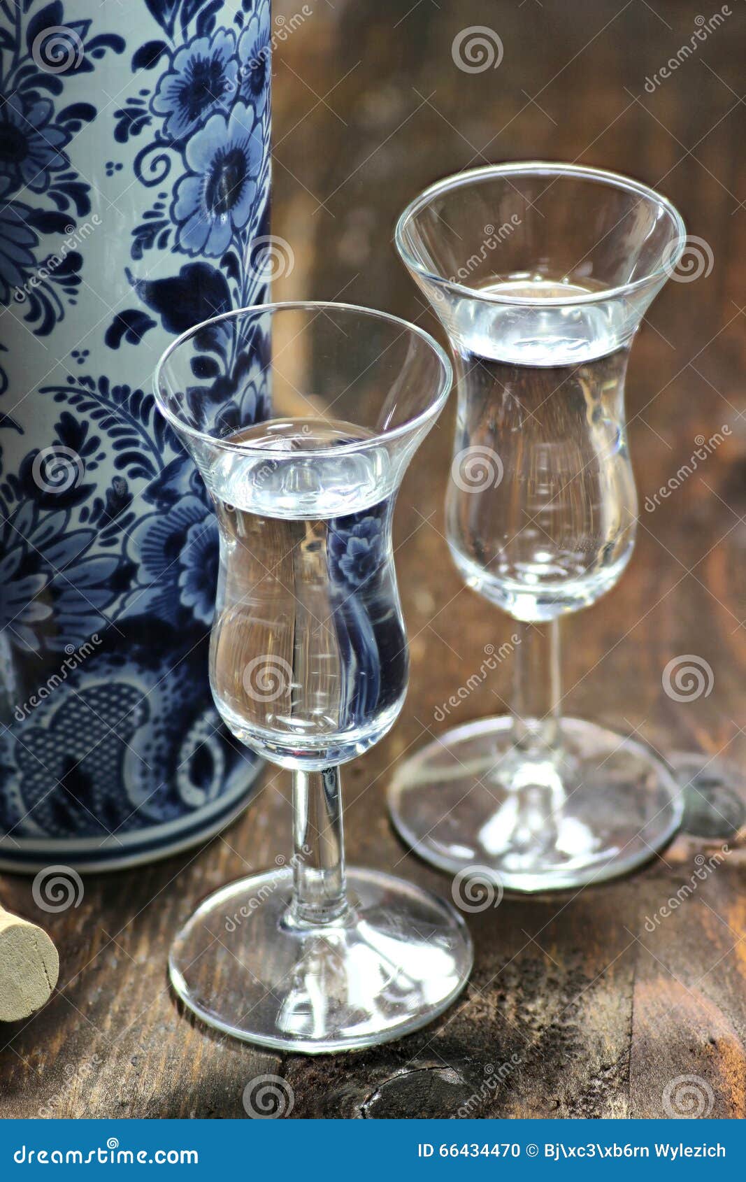 Jenever stock foto. Image of glazen, bijtend, holland - 66434470