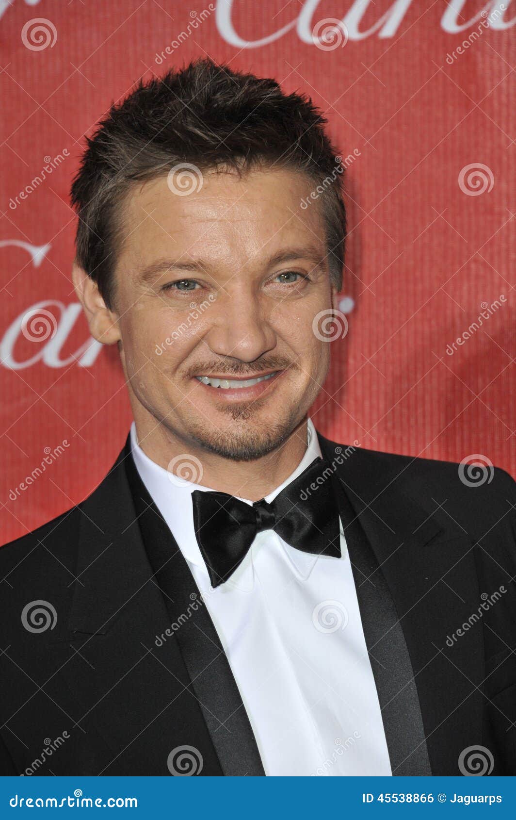 Jeremy Renner photo éditorial. Image du célèbre, smoking - 45538866