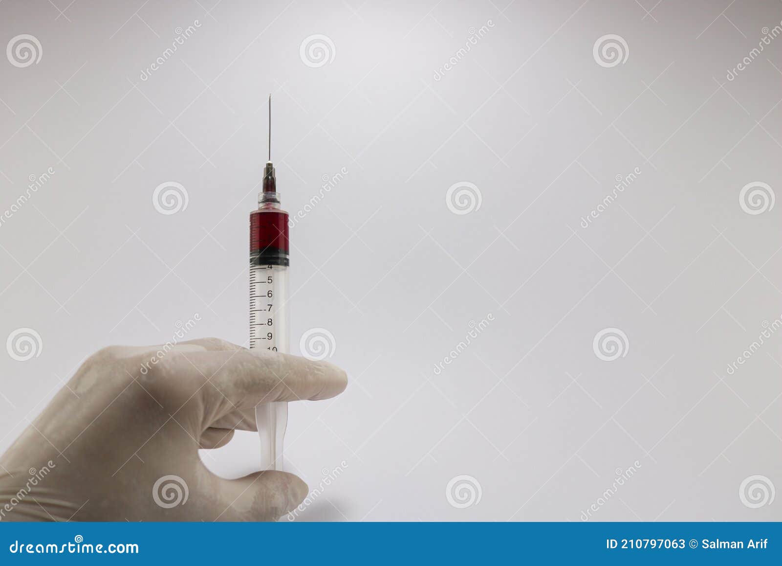 Jeringa Cargada Con Medicamento Sobre Fondo Blanco Aislado Imagen de ...