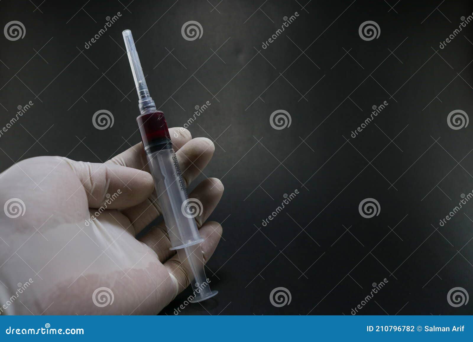 Jeringa Cargada Con Medicamento Sobre Fondo Negro Foto de archivo ...