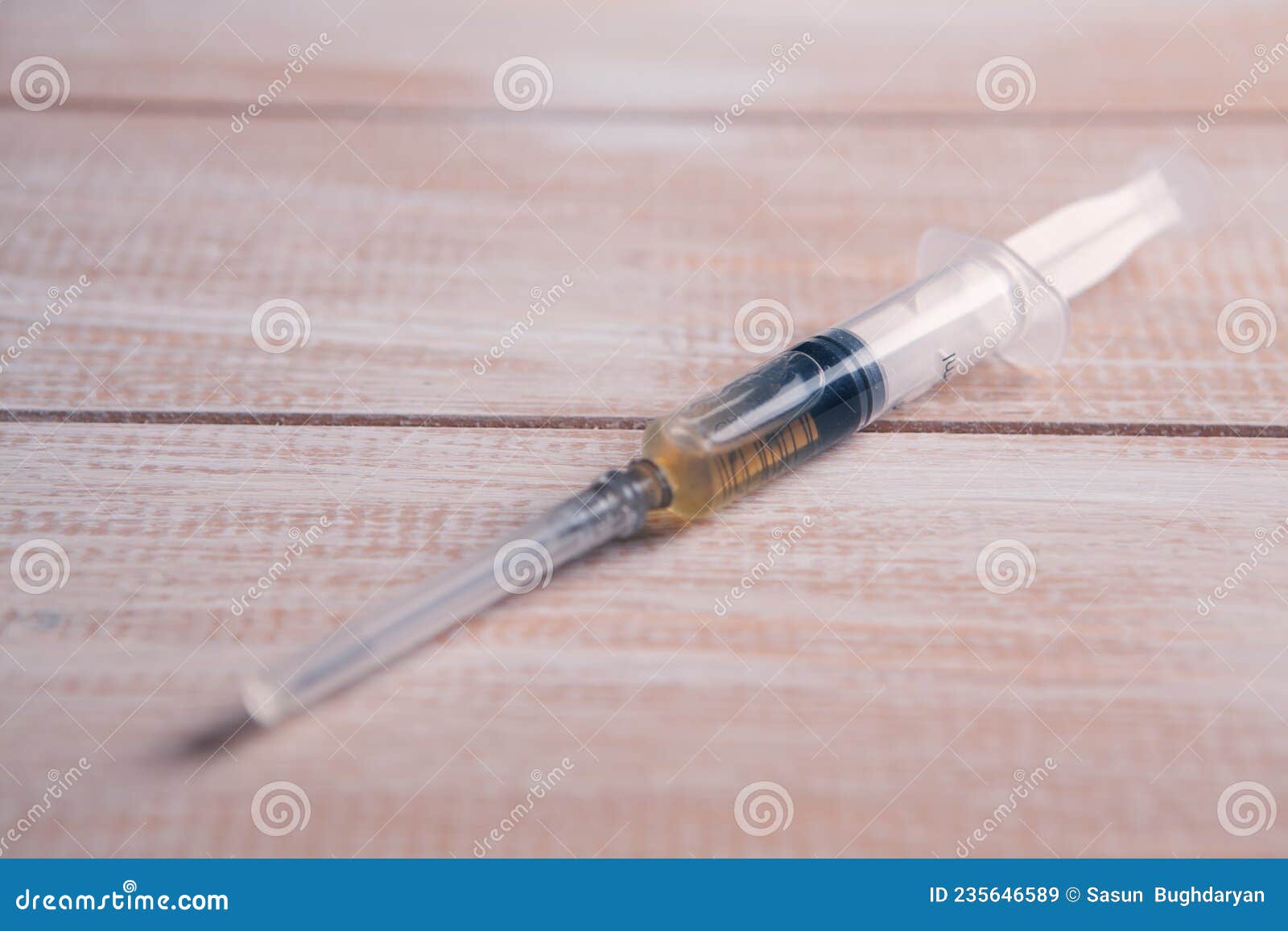 Jeringa Cargada Sobre La Mesa Imagen de archivo - Imagen de diabetes ...