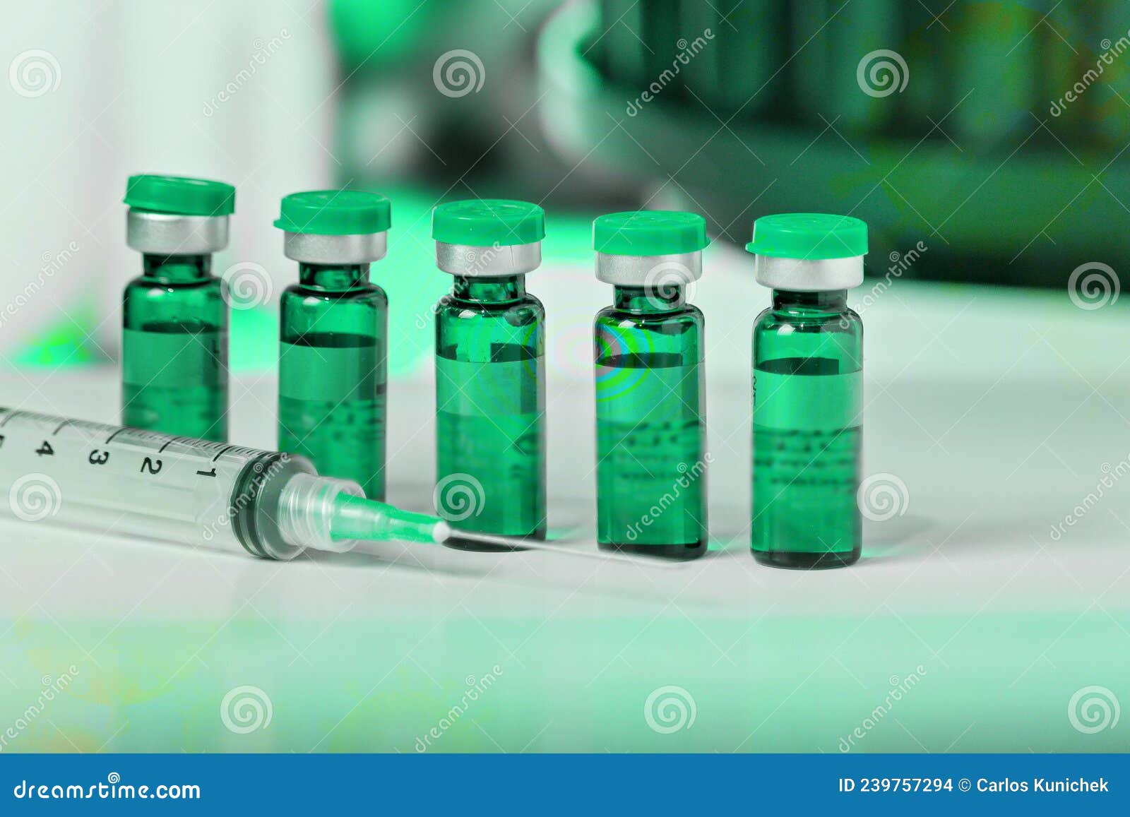 Jeringa Y Viales De Drogas Inyectables Verde Foto de archivo - Imagen ...