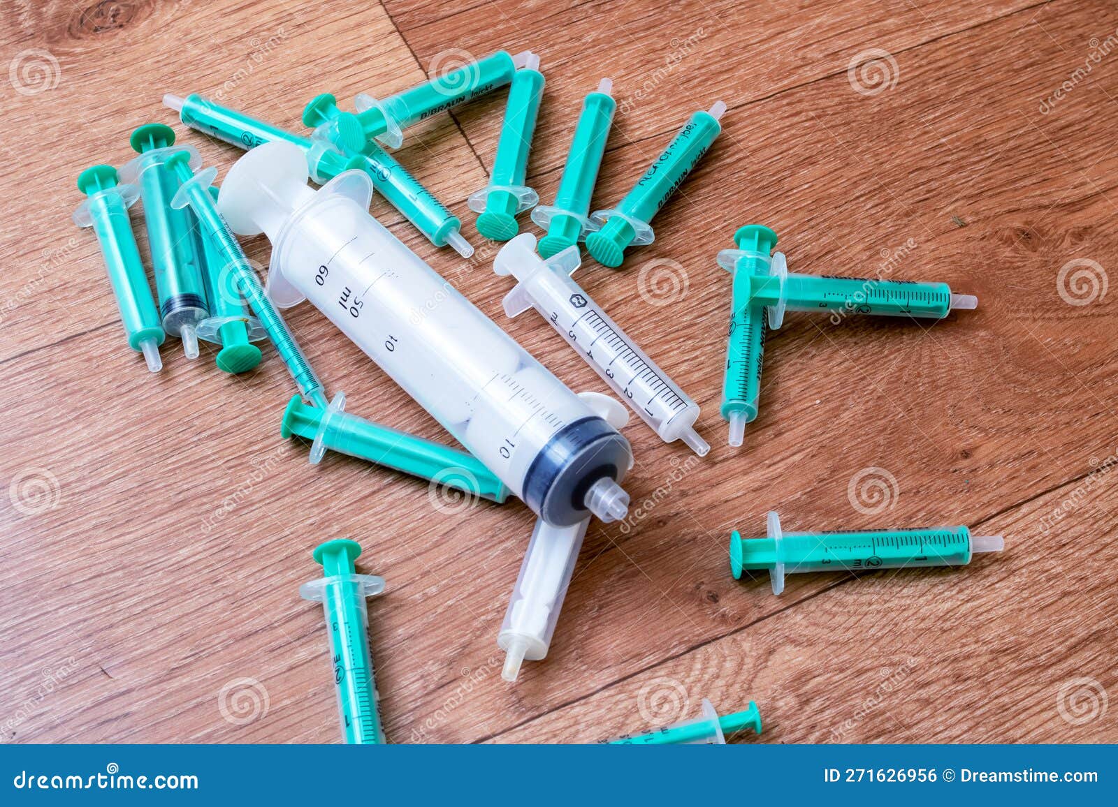 Jeringas Diseminadas En El Suelo De Madera Foto de archivo - Imagen de ...