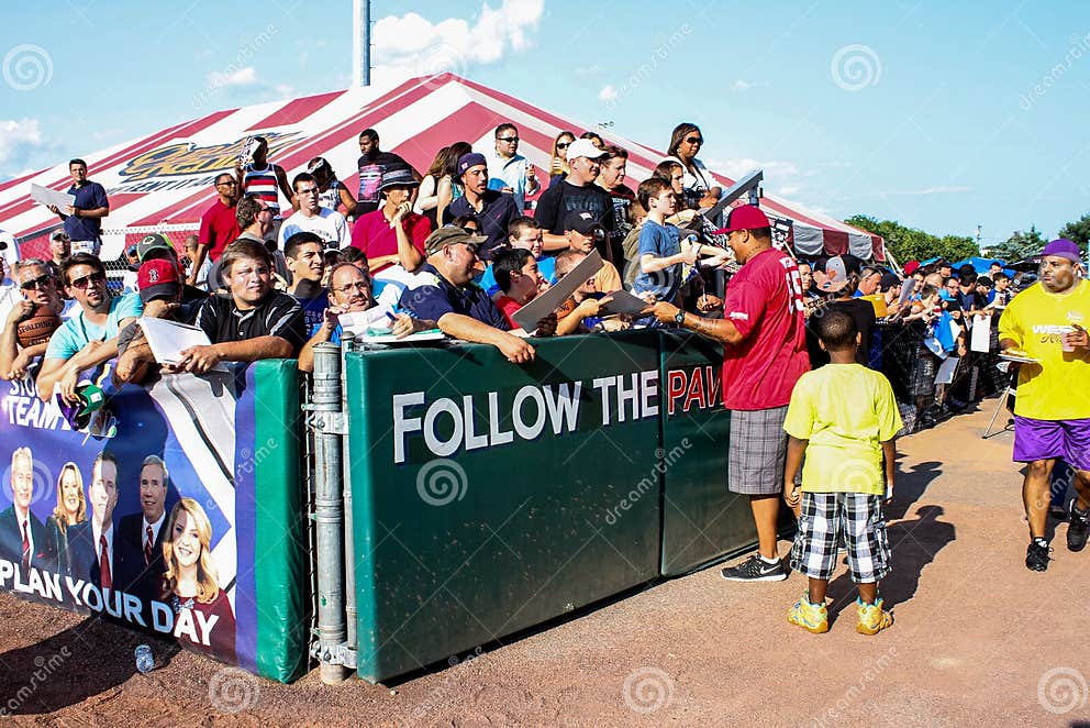 Jermaine Wiggins Signs Autographs Editorial Photo - Image of autographs ... Jermaine Wiggins Signs Autographs Editorial Photo - Image of autographs ...