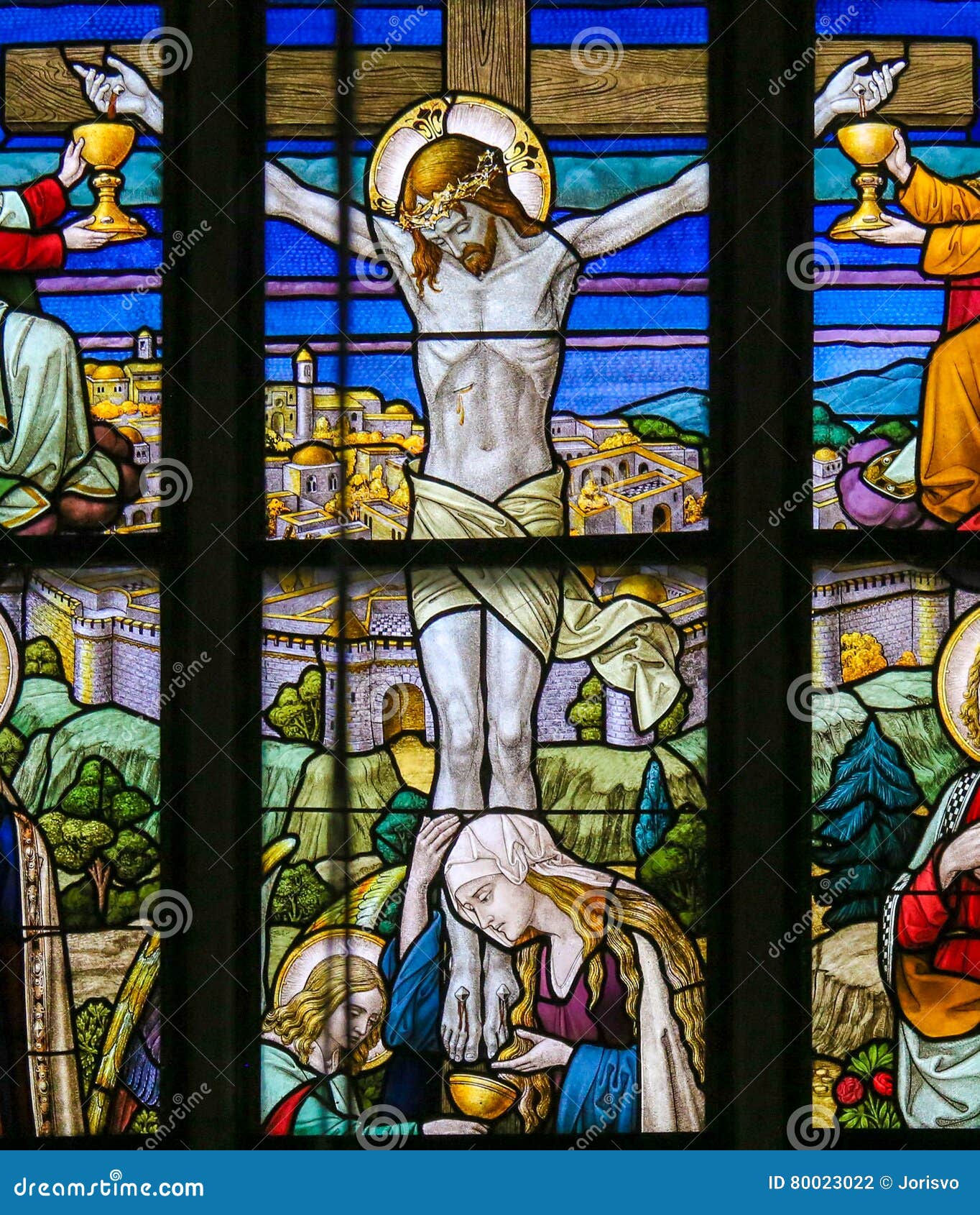 Jesús en la cruz - vitral foto de archivo. Imagen de semana - 80023022