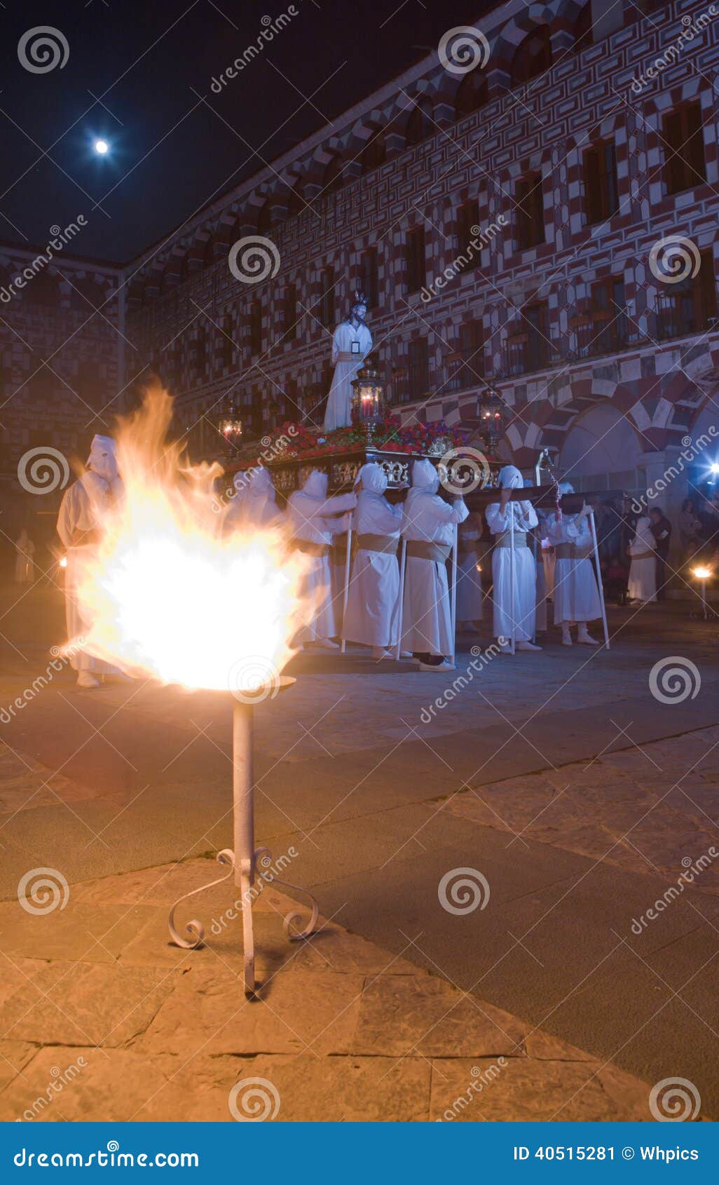 Jesus Christ y llamas foto editorial. Imagen de cruces - 40515281