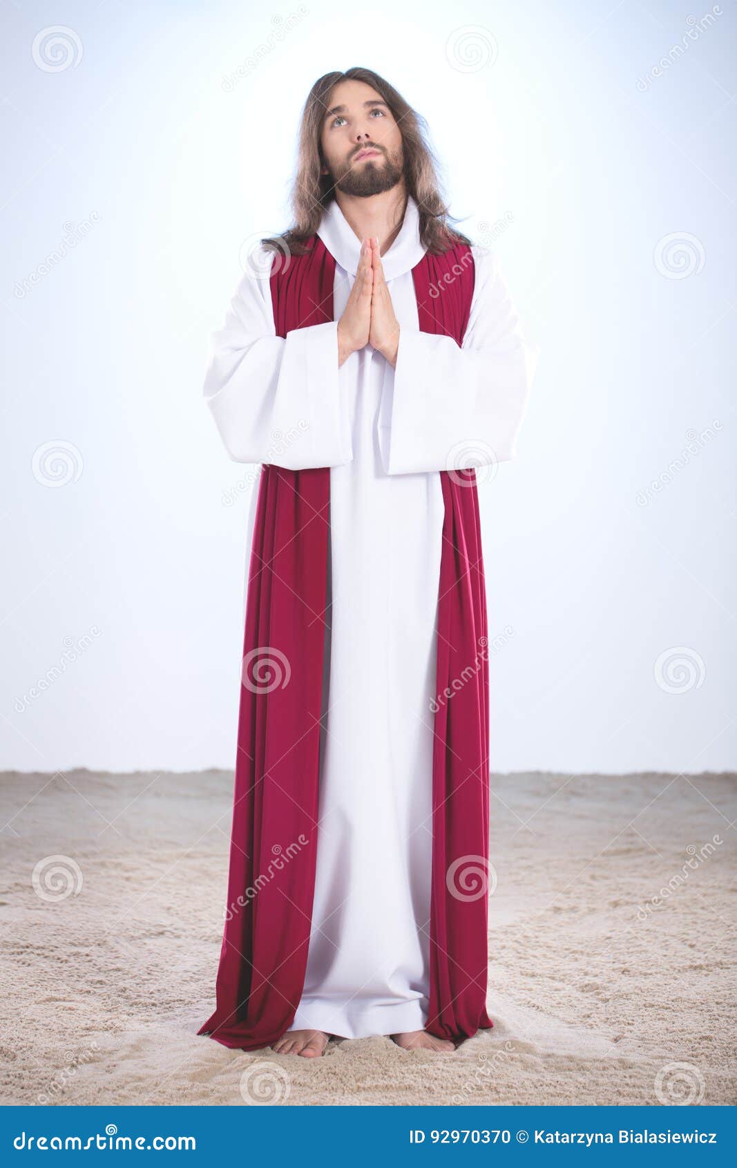 Jesus que reza na areia foto de stock. Imagem de amor - 92970370