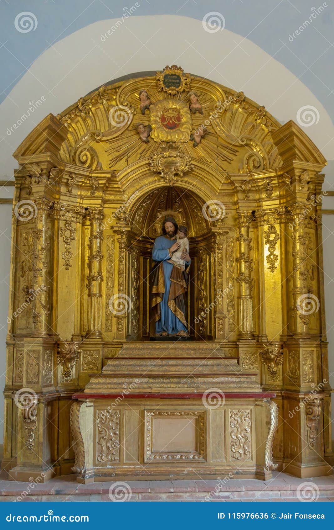 Jesus Som Lyfter Ett Barn I Ett Altare Arkivfoto - Bild av bön, kors ...