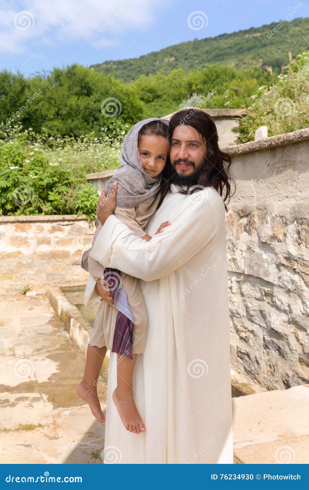 Jesus som rymmer ett barn arkivfoto. Bild av historiskt - 76234930